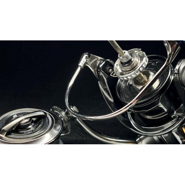 リール史上最軽量Daiwa SＦ系のドラグをファインチューニング。僅か1lbのラインをコントロールするリジットでメカニカルなIOSドラグシステムの高い機能はそのままに、Ｄシステム史上最も軽量で、最も機能美溢れるデザインまさしくSＦ(supe...
