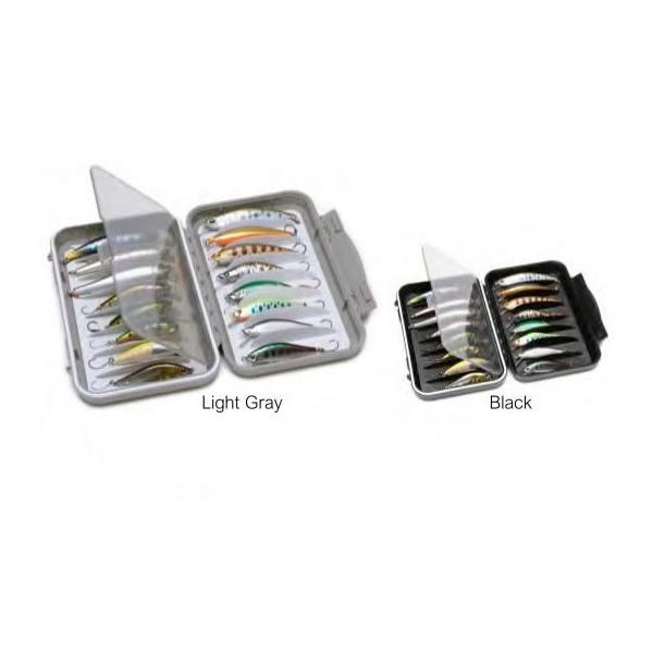 50〜70mmのシングルフックを装着した小〜中型ミノー16本を収納できるルアーケースです。底部に内蔵された32個の強力なネオジウムマグネットがミノーを保持します。ミノーひとつひとつが仕切りで仕切られ、上下の絡みを防ぐためフリップが装備されて...