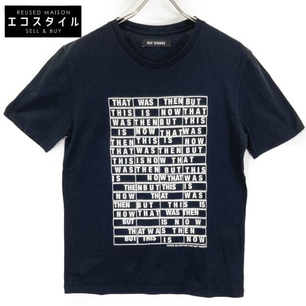 ■商品番号：7765400000116914■商品情報ブランド）ラフシモンズタイプ）【×Peter de Potter】 ブラック Tシャツカラー）ブラック素材）コットンサイズ）表記サイズ：M肩幅：44.5cm着丈：63.5cm身幅：49c...