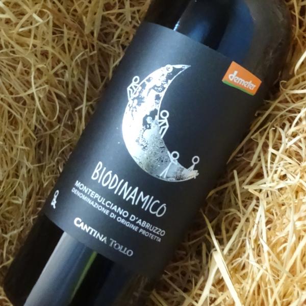 （味のタイプ：赤・まろやか果実・やや辛口）（産地：イタリア・アブルッツオ州）（品種：モンテプルチアーノ）煮詰めたブルーベリーの凝縮した果実味。フレッシュな酸とミネラルがあるので、口当たり軽やかでグイグイ喉を通る柔らかいタッチ。カシスの黒果実...