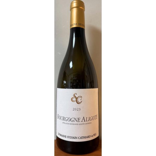 【発売日：2025年04月19日】★実店舗と在庫を共有している為ご注文を頂いても　商品をご用意出来ない場合がございます。　原産地：フランス/ブルゴーニュ　生産年：２０２３年葡萄品種：アリゴテ　生産者：シルヴァン　カティアール　　容量：７５０...