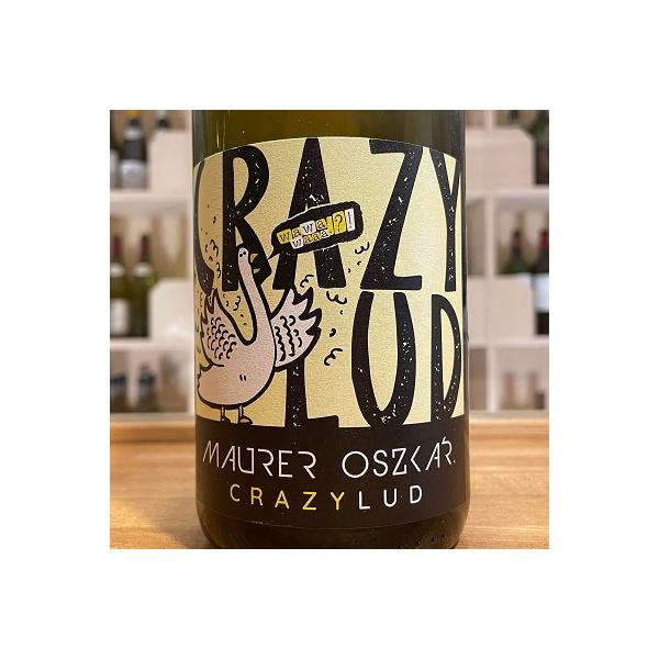 表土は砂地、その下に泥土、黄土、石灰。スヴォティッア地区（Nosza hill畑、Fodor畑）。50年以上の古木がほとんど。一部自根。エゼルヨーは千の恩恵の意味を持つハンガリーの地品種。この地のヴェルシュリースリングは小粒で味わいには凝縮...