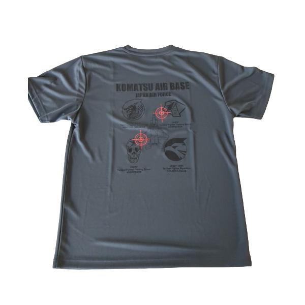 KOMATSUTシャツ　グレー　サイズLＬ です。●カラー ダークグレー　プリント色　ブラック・レッド（ターゲットマーク） ●素材 ポリエステル１００％/薄く、軽く、速乾性に優れた素材です。/背中には小松基地部隊マークがプリントされております。　