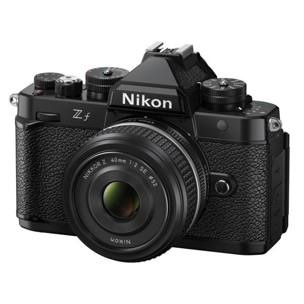 標準単焦点レンズ「NIKKOR Z 40mm f/2（SE）」が付属。