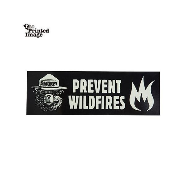 ■サイズ：15cm×5cmSmokey Bear スモーキーベア PREVENT WILDFIRES ステッカーは、アメリカで70年以上も愛されている山火事防止キャンペーンのマスコット「スモーキーベア」の長方形で畜光のステッカーです。夜でも...
