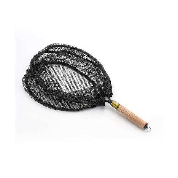 淡水のフィールドに丁度いいサイズのランディング ネット 。 RGM の六角形フレームロゴがモチーフの アルミフレームに、 手になじむコルクグリップ、ネット部分には魚のボディを 痛めにくいラバーコーティン グを施しました。  渓流釣りにも邪魔...