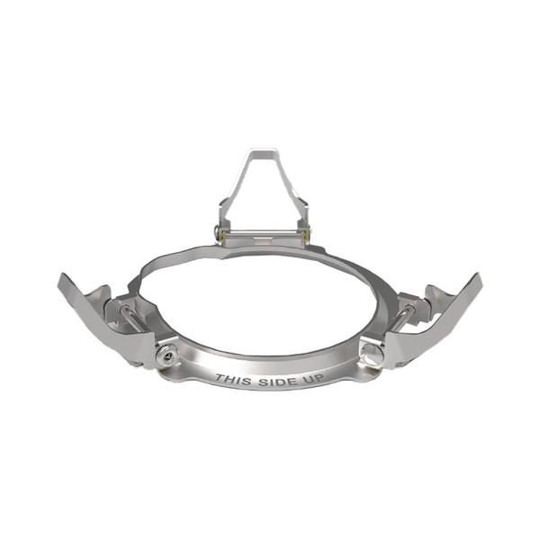 フラッシュ1.0L（#1824351）、ジップ0.8L（#1824350）に装着することで専用クッカー以外のクッカーも使用できるゴトクです。クッカーを支える脚は開閉式で、使用時には開いてバーナーに乗せるだけで簡単に装着できます。収納時には脚...