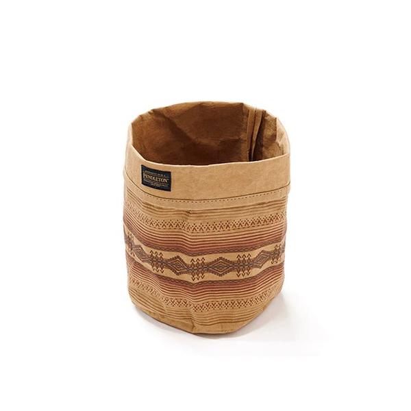 何を入れてもいいですよ、シンプルな円形のバスケットのスモールサイズ。紙のような風合いでインテリアに馴染みやすいデザインです。ペットのおもちゃ入れ、ごちゃつきがちなケーブルをまとめたり、ガーデニングの時のツールバスケットとしても◎  PEND...