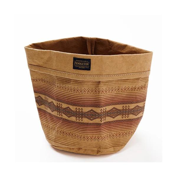 何を入れてもいいですよ、シンプルな円形のバスケットのミディアムサイズ。紙のような風合いでインテリアに馴染みやすいデザインです。ペットのおもちゃ入れ、ごちゃつきがちなケーブルをまとめたり、ガーデニングの時のツールバスケットとしても◎  PEN...