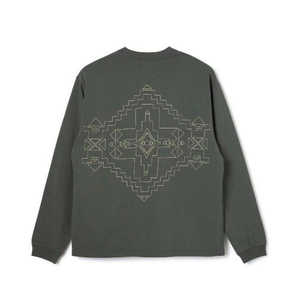 サイロ撚り（糸になる前の2本の粗糸を撚り合わせること）して 経糸と緯糸を交互に織った平編み生地適度に厚みとハリを感じ、 光の加減によってやや光沢も感じるような生地で仕上げられた 刺繍Tシャツ。  定番のHardingパターンから新規のFou...