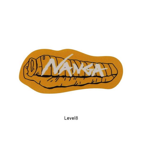 定番のダウン製品がステッカーに  手描きによる動きのある線、ポップな色つかい、遊び心を大切に しながらアウトドアアートを制作されているウシオダヒロアキ氏に 制作を依頼したステッカーのプロダクトバージョン。  ナンガの誇り、ダウン製品のステッ...