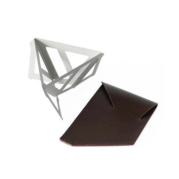 MUNIEQ ミュニーク Tetra Drip レザーポーチ付き TD-01SLは 3枚のステンレス板を組み合わせて作るミニマルデザインの ドリッパー（Sサイズ）とレザーポーチのセットです。  アウトドア用のコーヒードリッパーに求められるも...