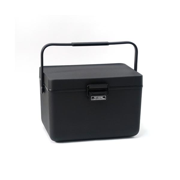 SIMPLE IS BEST.  シボ入りの樹脂表面で、シンプルながらも存在感のある 雰囲気のクーラーボックスです。 3.8Lサイズのクーラーボックスは、350ml缶が縦置きで6本、 ペットボトルや500ml缶は横に寝かせて4本収納できる ...