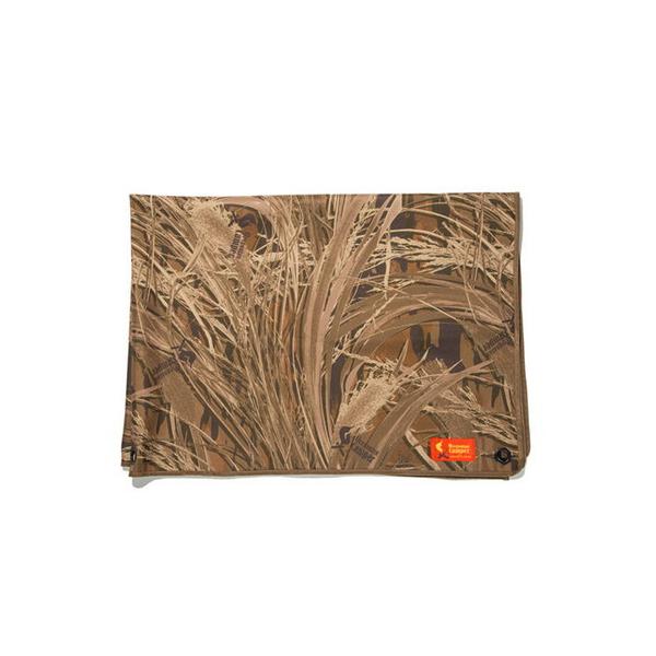 裏面に防水加工(PVCコーティング)が施された、グランドシートです。 角に施されたハトメにペグ(杭)を打ち、風によるめくれ上がりを 防ぐことができます。  機能性に優れた、アウトドアシーンで大活躍間違いなしの アイテムです。 1〜2人程で使...