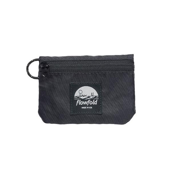 Essentialistミニジップポーチは、従来のウォレットよりも 更に多用途なアイテムが必要な方に最適。 現金、カード、身分証明書、ワイヤレスイヤホン、薬、 アクセサリー、リップやティッシュなど小さなアイテムを 収納するのに最適なポーチで...