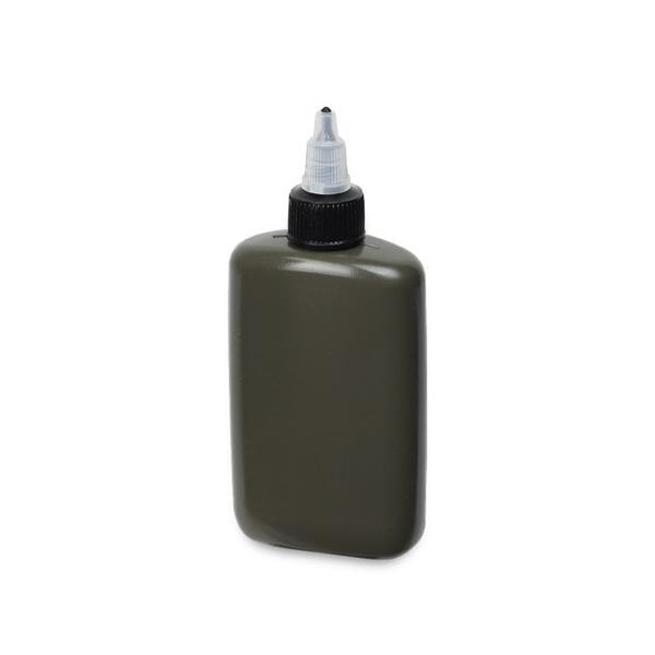 商品説明 米軍が使用するプラスチック製品(キャンティーンボトルなど)も 手掛けているHAYES Tooling &amp; Plastics社製のシンプルな オイルボトルです。  液だれしづらいスクリューキャップは片手でも開閉しやすく、 捻...