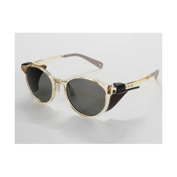 ヌケ感があり、どこか愛嬌のある ラウンド形状（偏光レンズ）  アウトドア用のサングラスは光の侵入を防ぐために 顔をグルっと覆うようなスポーティーなデザインが 多く、街中で着用するのはちょっと・・・という 悩みがありました。  Nihoはサイ...