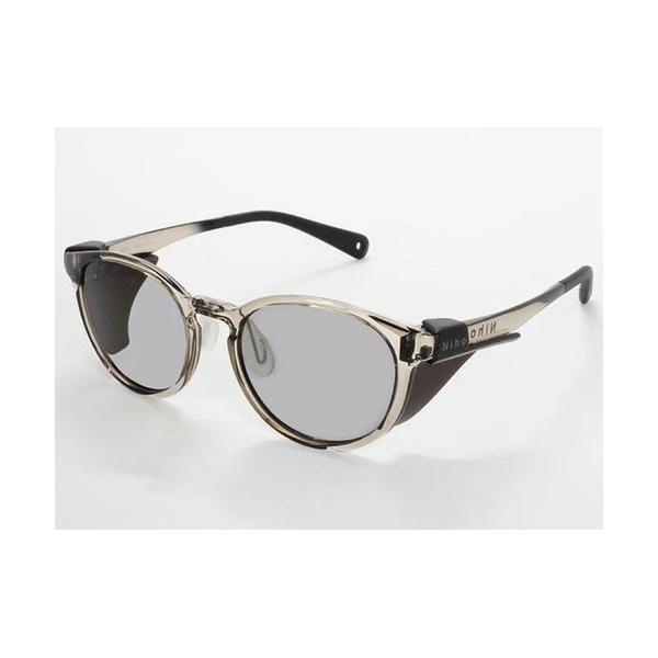 ヌケ感があり、どこか愛嬌のある ラウンド形状（偏光レンズ）  アウトドア用のサングラスは光の侵入を防ぐために 顔をグルっと覆うようなスポーティーなデザインが 多く、街中で着用するのはちょっと・・・という 悩みがありました。  Nihoはサイ...