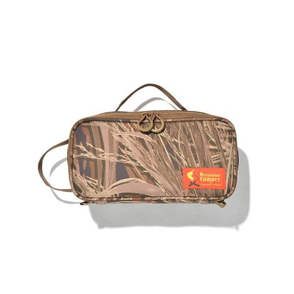 オイルランタン・ガスカードリッジなど、大型ギアの収納に最適なセミハードギアバッグです。内部には、ポケットとベルクロで組合せを自由に変えられる仕切り付き。リニューアルされたこちらのタイプは、メイン素材がより上質なTP-700 ポリエステルに変...