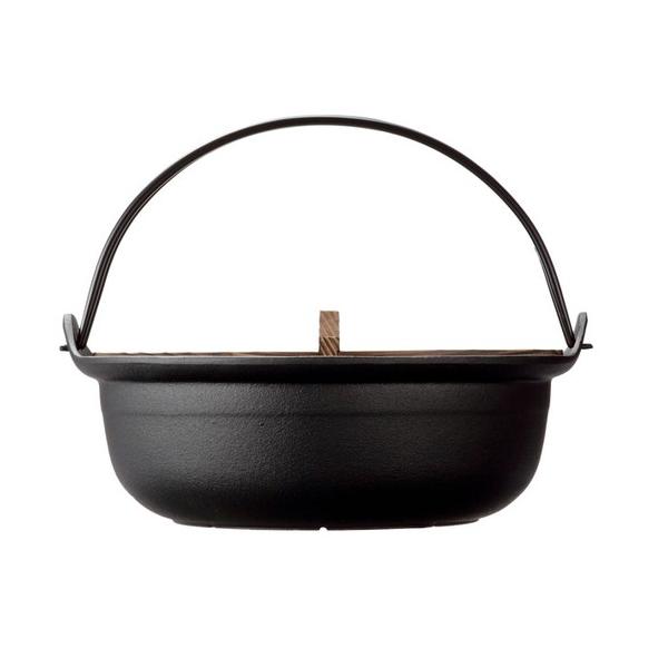 お国自慢鍋ツル付28cm（IH対応）昔ながらの古風なツル付きの鉄鍋です。温かみを感じる焼杉の木蓋は、対流熱を閉じ込め食材にじっくり熱を伝えるだけでなく、余分な水分を吸収してくれます。どこか懐かしい伝統的なデザインですが、直火はもちろんIH調...