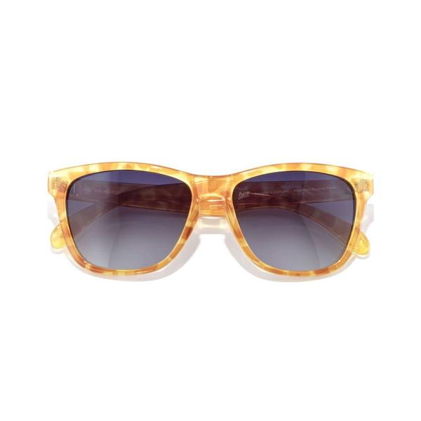 SUNSKIのはじまりの1つでもあるこのマドロナは、マットな仕上げとユニークな鼈甲模様を採用したモデルです。誰もが目にしたことはある形は、ユニバーサルフィットであり、男性女性問わず使いやすいモデルです。デイリーからスポーツシーンでの使用がで...