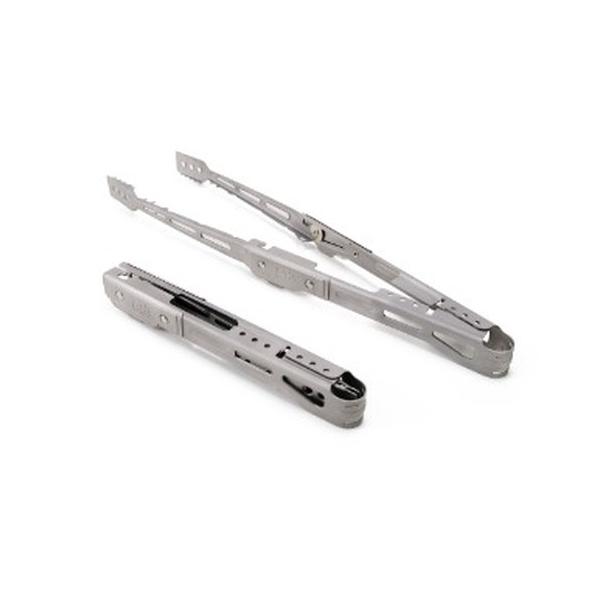 実用的でスマートに持ち運べる焚き火トング 全長51センチのロングタイプの焚き火トングを、 折りたたんで28センチ×3.5センチの超スリムサイズに。  オールステンレスなのに軽い、焚き火トングの新定番。   材質 ステンレス（SUS430） ...