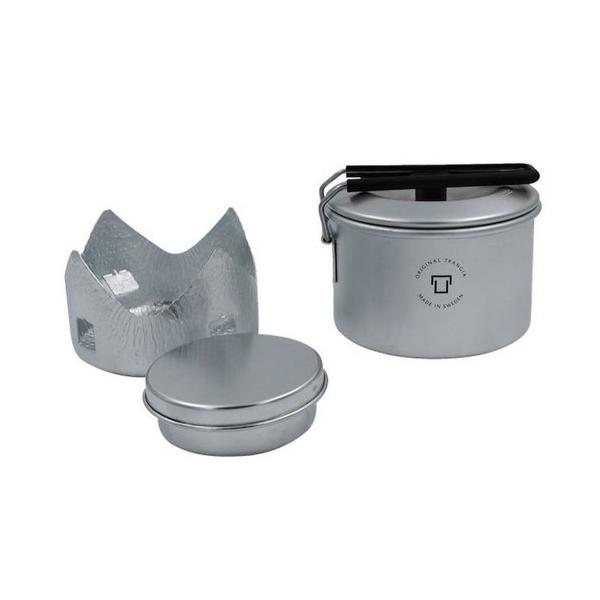 Trangia史上最も小さくコンパクトなクッカーセットです。 軽量かつ機能的で利便性が高く、調理に必要なものがたった 0.5Lのポットに全ておさまります。  1人分の食事を素早く調理したり、友人と休憩するときの 飲料を作ったりする際に活躍し...