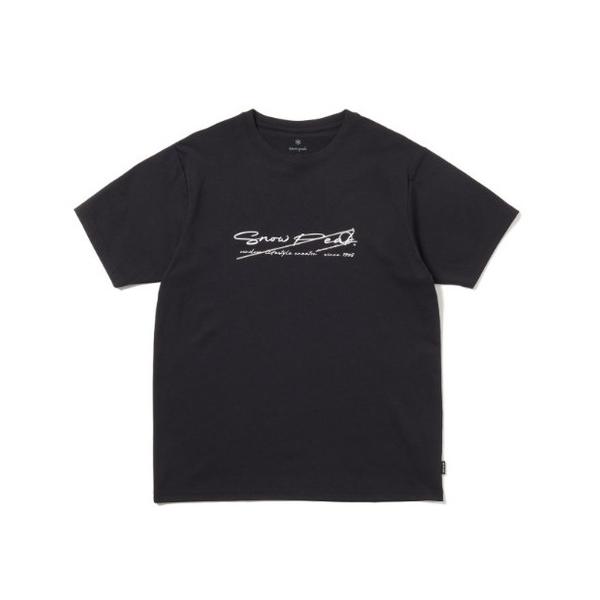 シンプルタイポグラフィが映える、さらりと 着られる半袖Tシャツ  シンプルな筆記体のタイポグラフィと ソリッドステークを重ねたデザインをあしらった、 プリント半袖クルーネックTシャツです。 フロントのデザインがさりげないアクセントとなり、 ...