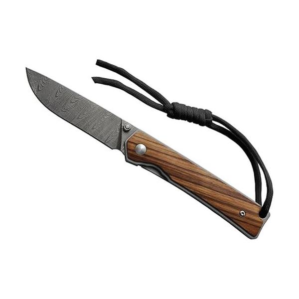 ダマスカススタイルの模様がブレードに入った 折り畳み式ナイフ。 ステンレススチールのブレードと木製のハンドルを 採用しています。 片手で開閉可能なライナーロックシステム。 黒紐付き。  商品について サイズ(収納時):103mm×23mm×...
