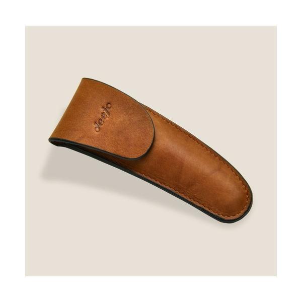 deejo37gシリーズ用のレザーシース。  Deejo ナイフは、ベルトに通して上品に着用することもできます。 本物のカーフレザー、ライトブラウンのタンカラー、オレンジのステッチ。マグネット開閉。ベルトループは向きを変えられます。  De...