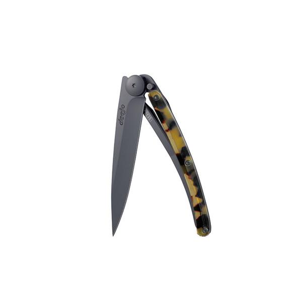 わずか37gのウルトラライトナイフ。  Z40C13 ステンレス スチール製の超軽量ナイフ、ブラックチタンコーティング。安全なライナーロックシステム。ベルトクリップ。アセテートハンドル。  Deejo ナイフを飾るべっ甲は、主にアイウェア業...