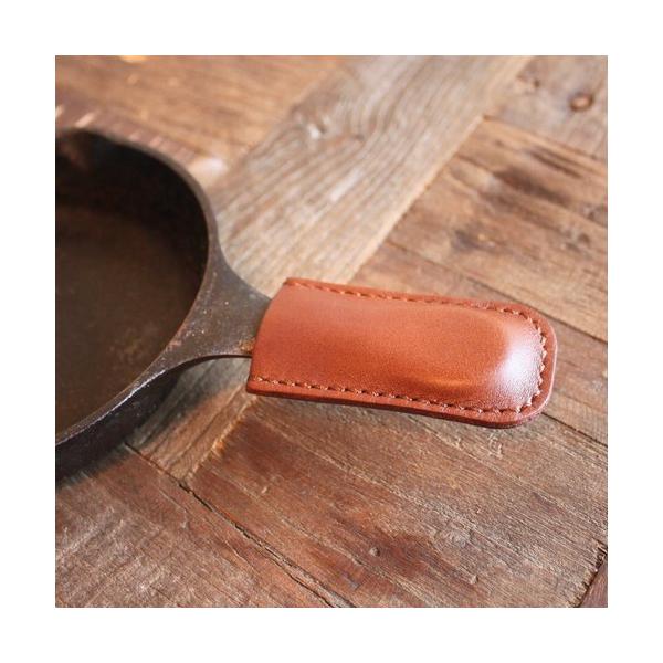 スキレットハンドル用レザーカバースキレットハンドル用レザーカバーです。1点1点ハンドメイドで製作しています。素材は国産の天然牛皮革を使用しています。※こちらの商品はレザーカバーのみの販売です。スキレットは蓄熱性能がとても高いので、薄手のフラ...