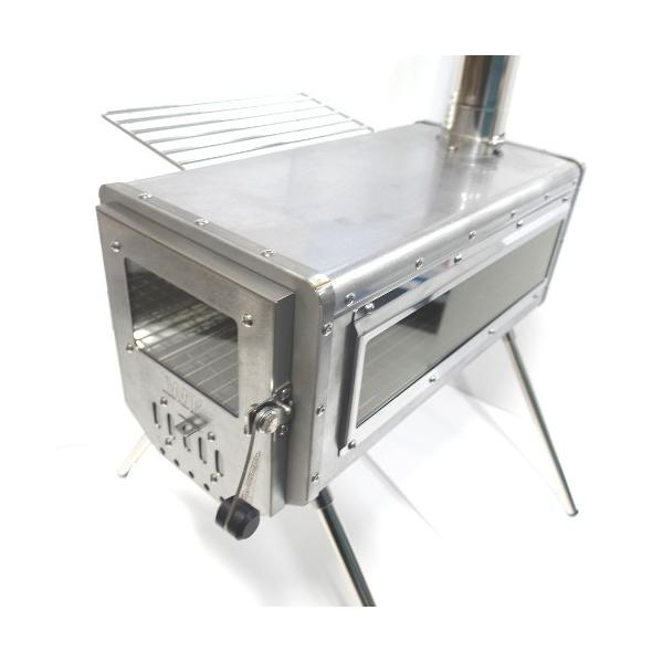 大きなサイド窓ガラスで、炎を楽しめます。煙突もコンパクトに収納可能組み立て時：約54.5ｘ50ｘ266.7cm（煙突+本体）素材：本体／ステンレススチールガラス部位／耐熱ガラス（正面ドア、サイド窓ガラス）収納バック／ナイロン重さ：10kgセ...