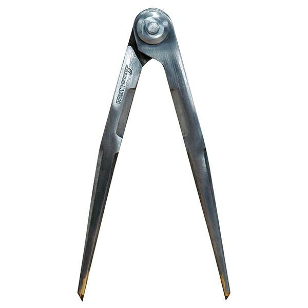 硬質クロムメッキ処理・熱処理等が施された硬い金属にもケガけます。先端端超硬チップ付なので摩耗しにくく長持ちします。仕様本体サイズ：150×22×19mm使用範囲半径：150mm製品質量：130g材質：炭素鋼(先端超硬チップ)検索ワード：工場...