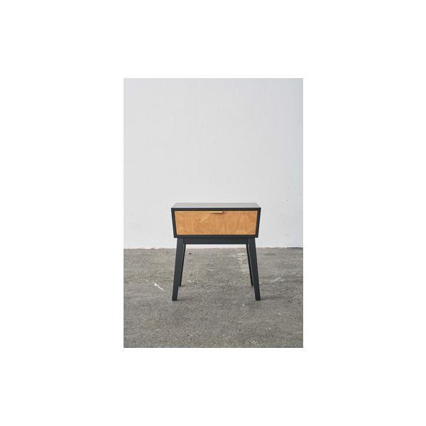 【メーカー直送のため、北海道、沖縄離島へのお届けは出来ません。】ツートンカラーが印象的なナイトテーブルです。引出し1杯付きで収納力もあります。個性的なフォルムはお部屋のアクセントに。本体のブラックカラーと引出しの前板のナチュラルカラーのコン...