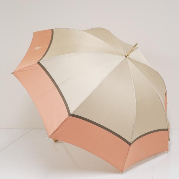 ★商品詳細★USED品ですが、比較的綺麗な一品です。イギリスの高級ブランド「Aquascutum」の傘です。光沢のあるベージュ系のジャガード生地に、外周はピンク系の生地で囲んだバイカラーのデザインの傘です。また、巻きベルトのボタン、露先、手...