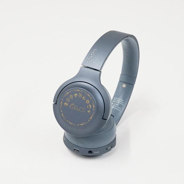 USED品です。【動作確認済み】Aqoursのアイドルのシンボルマークを本体の両耳ハウジング部分に刻印した、特別なデザインです♪※スマートフォンとの接続動作確認はiPhoneSE（2nd）、専用アプリで行いました。※アルコール等にて清掃済み...