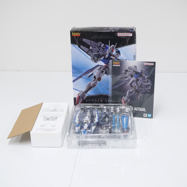 未開封品です。【撮影時のみに開封しました】逃げたら１つ、進めば２つ手に入るのスレッタの言葉が印象的な『機動戦士ガンダム 水星の魔女』の主人公機ガンダム・エアリアルが超合金にて登場。重みのあるダイキャストパーツや発光ギミックを盛り込み、高級感...