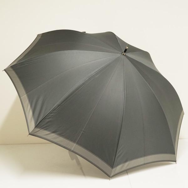 ★商品詳細★USED品です。ダークグレーの生地に、外周をライトグレーで囲ったデザインの紳士傘です。主張しすぎずシンプルで、ビジネスシーンにもプライベートのスタイルにもマッチします。また、この傘は強風でも壊れにくい耐風仕様です！トレンドや季節...
