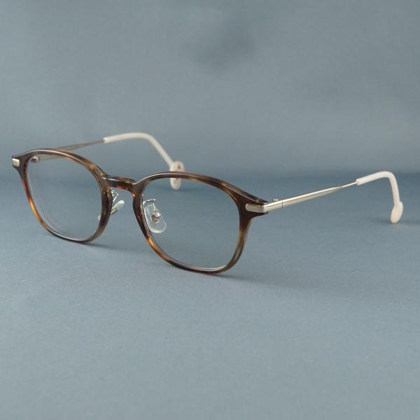 USED品ですが、比較的綺麗な一品です。テンプルエンドにイラストとロゴがさりげなくデザインされた眼鏡です。※度入りレンズです。スリキズ、小キズもありますので交換を前提にご購入下さい。（フレームのみとお考えください。）※リム、テンプル、ブリッ...