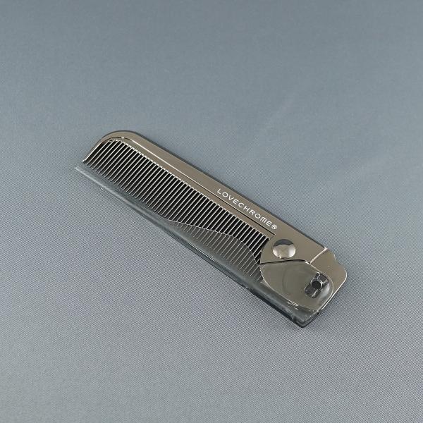 ★商品説明★USED品ですが、比較的綺麗な一品です。特殊構造により刃を傷めずに折りたたみが可能となった、折りたたみ式ヘアコームです。羽のように軽く、絶妙なバランスで、驚くほど滑らかな櫛通りが理想のヘアスタイルを作り出します♪※当店は販売店の...