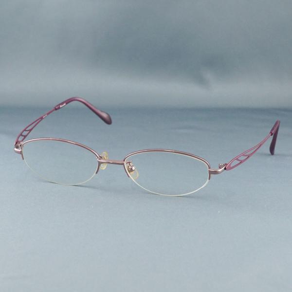 USED品です。『Branche』の眼鏡です。※度入りレンズです。スリキズもありますので交換を前提にご購入下さい。（フレームのみとお考えください。）※モダン、リム、テンプル、ブリッジにキズ、薄汚れ、塗装の剥げ等があります。（一部を画像にてご...