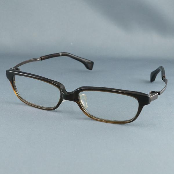 USED品ですが、比較的綺麗な一品です。しっかりとフィットしながらも柔らかな掛け味を実現し、長時間の使用においてもここちよさが持続するつくりとなっています。※度入りレンズです。スリキズもありますので交換を前提にご購入下さい。（フレームのみと...