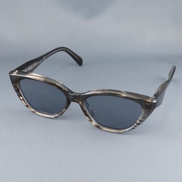 ★商品説明★USED品ですが、比較的綺麗な一品です。キャットアイ型がスタイリッシュな『BARRETT CLINTON』のサングラスです。※レンズにスレや小キズがあります。（一部を画像にてご確認ください。）※フレームにキズやスレ、へこみ等があ...