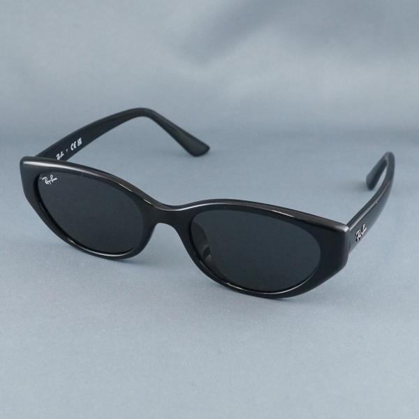 USED品ですが、比較的綺麗な一品です。90年代風の雰囲気とジェンダーレスなデザインが融合した、RB4457Dです。※レンズにスレや小キズがあります。（一部を画像にてご確認ください。）※リム、テンプルなどにスレや薄汚れ等があります。（一部を...