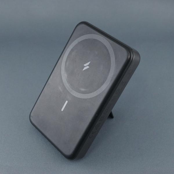 USED品です。【充電・動作確認済】※パススルー充電はUSB-Cポートからの入力、かつワイヤレス出力時のみ可能です。お使いの機器へUSB-Aポートからの同時充電はできません。※当店は販売店のため、前所有者の購入時期、使用頻度は不明です。■コ...