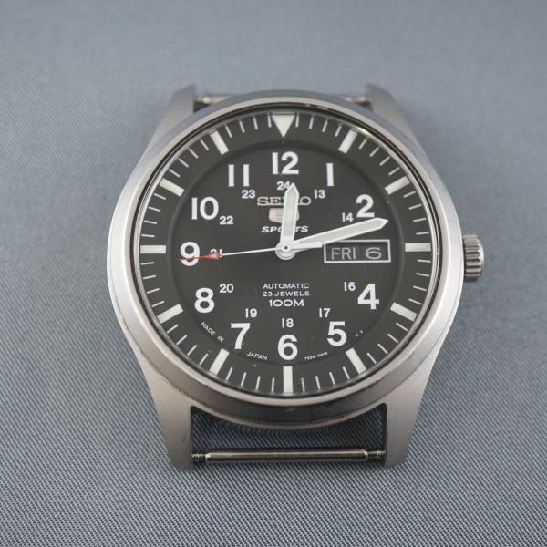 USED品ですが、比較的綺麗な一品です。【動作確認済み】SEIKOの自動巻き腕時計！！※ベルトは付属していないため、使用の際はご自身でベルトをご用意いただく必要があります。※自動巻き腕時計の仕様上、お客様のお手元に届いた時点では針が止まって...