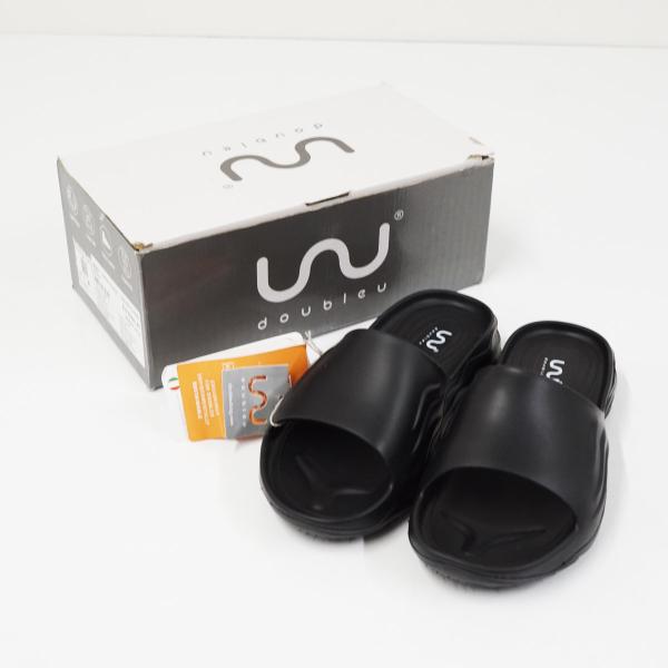 ★商品詳細★こちらは新品未使用品です。イタリアでデザインされ、インドで製でモノづくりを展開している「Doubleu/ダブリュー」。高いクッション性と医学的見解に基づき設計された特殊なアウトソールとインソールで身体をサポートし、防水加工や抗菌...