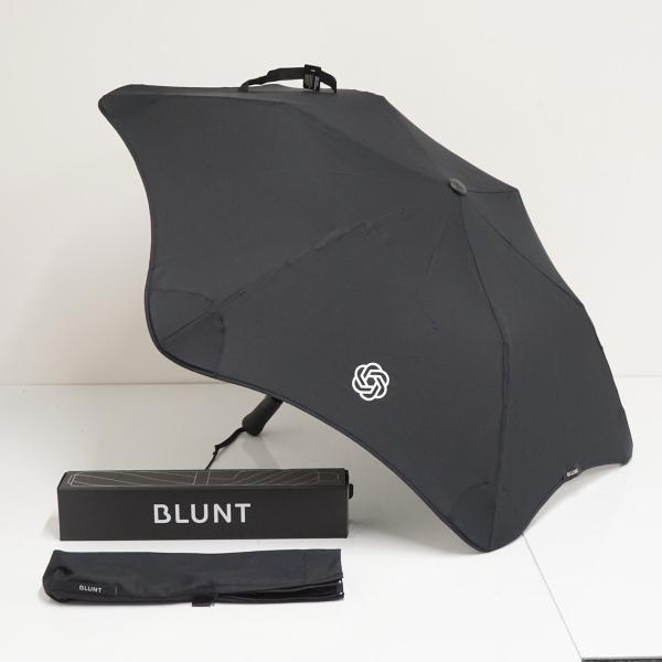 ★商品詳細★こちらは新品未使用品です。ニュージーランド発の「BLUNT（ブラント）」の折りたたみ傘です。花びらのようなフォルムが特徴的で、強風にも耐えられる耐久性を持っています。手元のボタンワンタッチで開くオートオープンタイプで使いやすく、...
