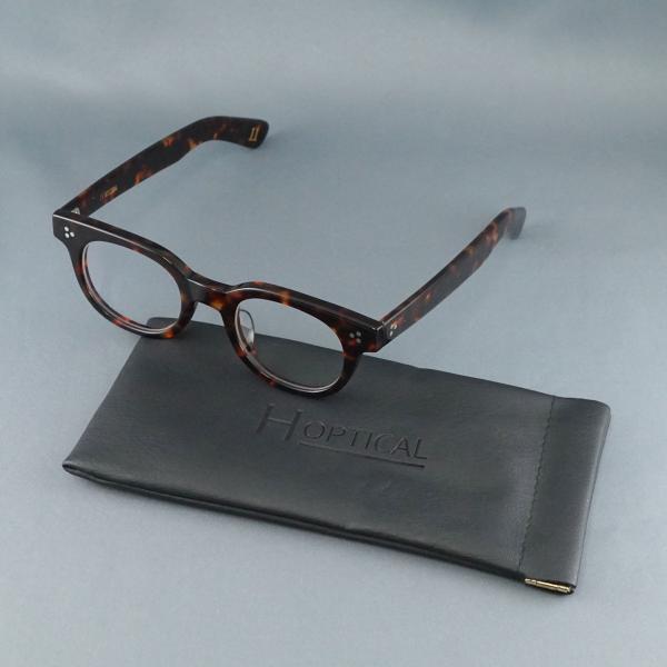 USED品ですが、比較的綺麗な一品です。『H OPTICAL』の眼鏡です。アメリカンヴィンテージアイウェアの名作をもとに制作したH-11、サイドに施した3点のリベットと太めのテンプルが特徴的な一本です。※レンズは度入りです。あくまでも交換前...